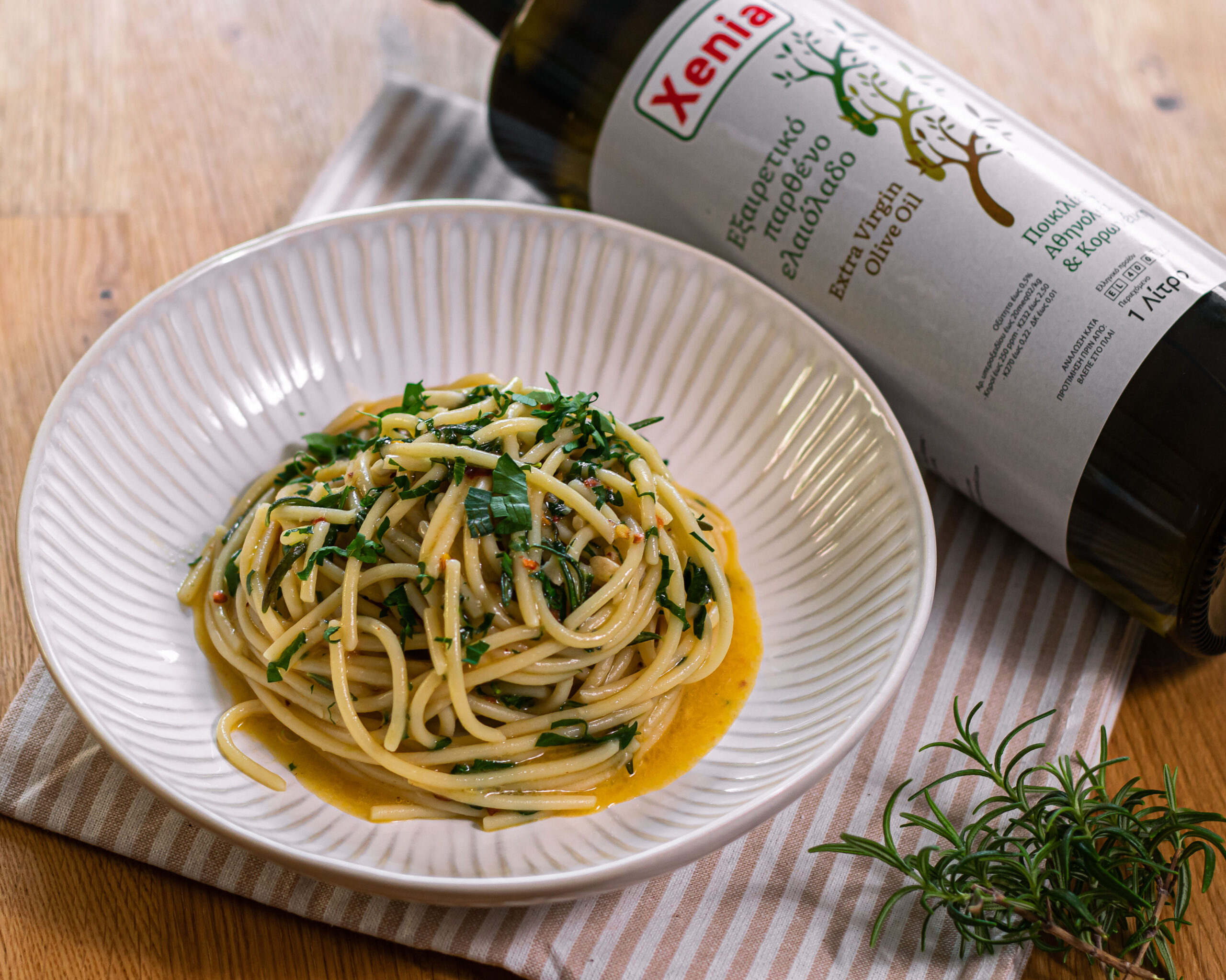 ANDREAS LEIVADAS Σπαγγέτι aglio e olio με τσίλι και δενδρολίβανο